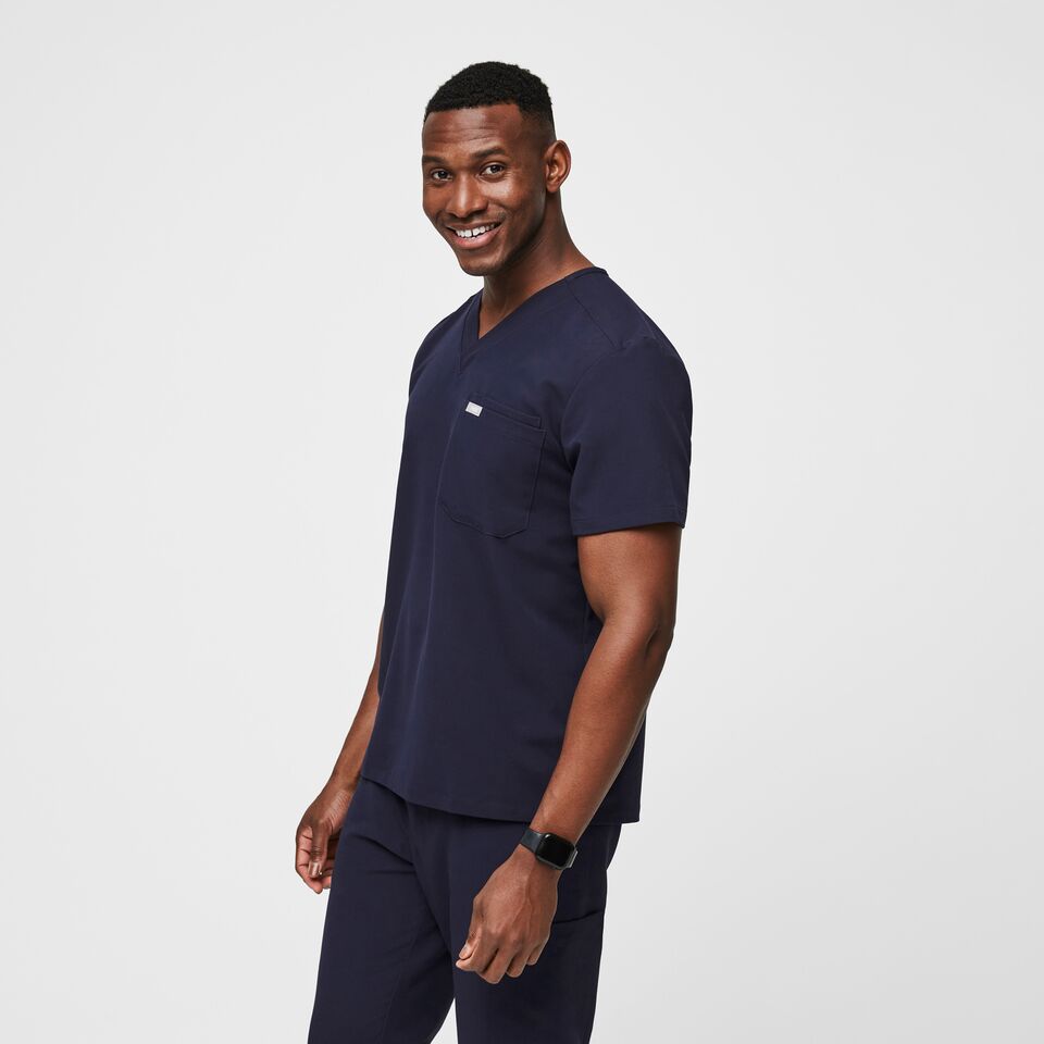 Men's Leon™ Three-Pocket Scrub Top - Navy · FIGS