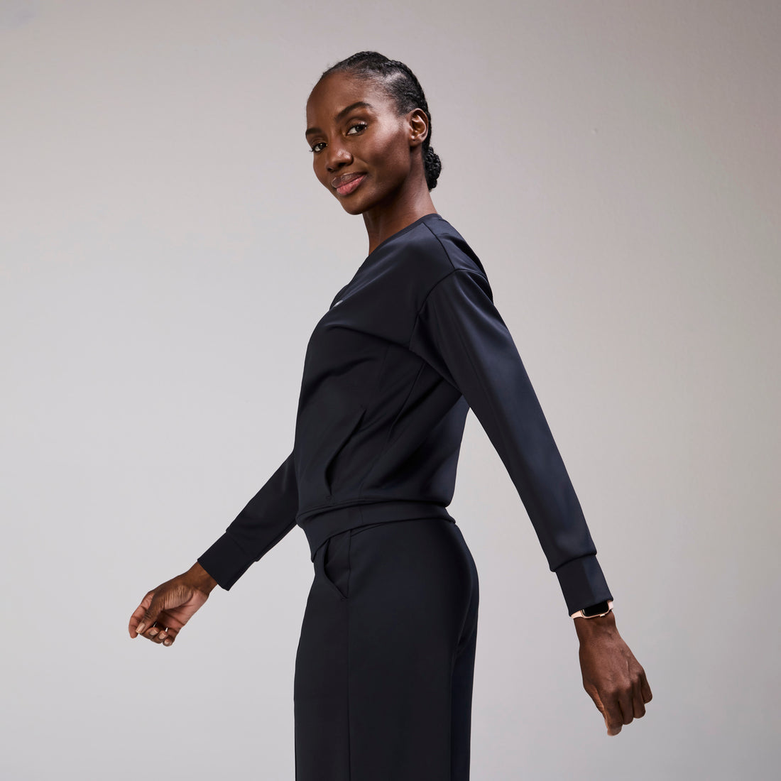 Women’s Cornelia FORMx Crewneck Scrub Top™ - Navy · FIGS