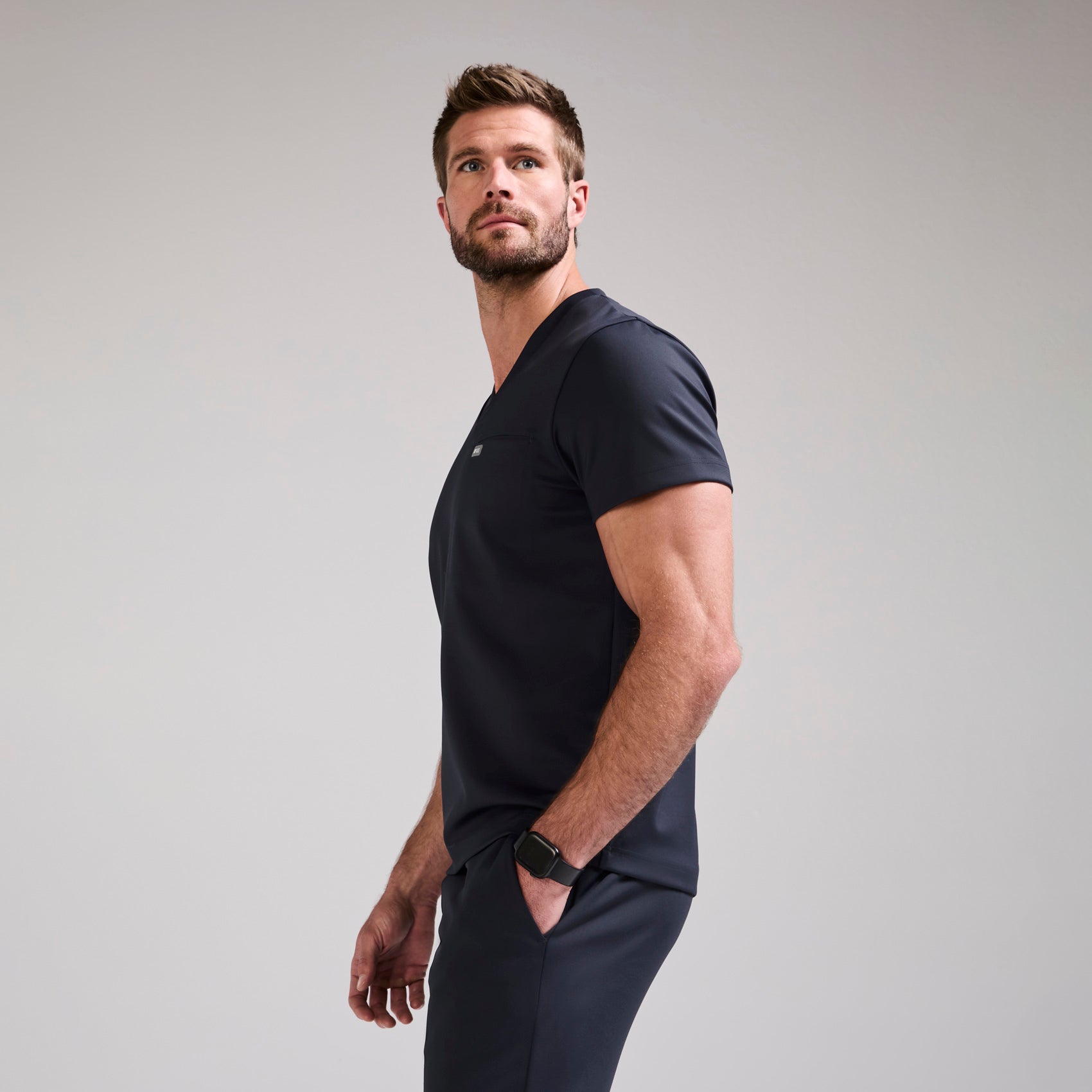 Men’s Logan FORMx Slim V-Neck Scrub Top™ - Navy · FIGS