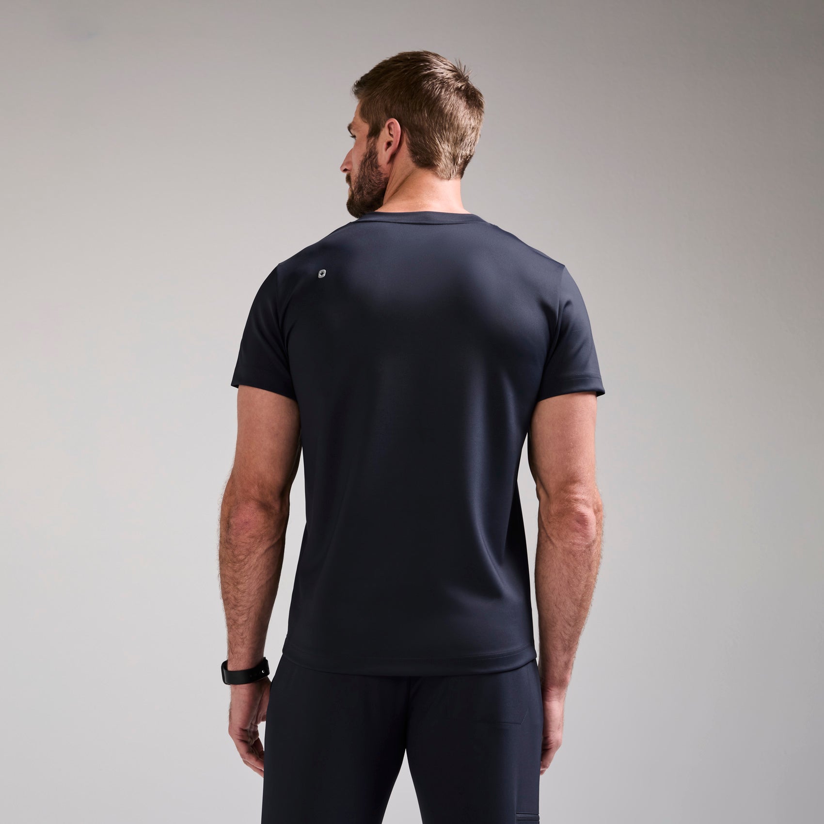 Men’s Logan FORMx Slim V-Neck Scrub Top™ - Navy · FIGS