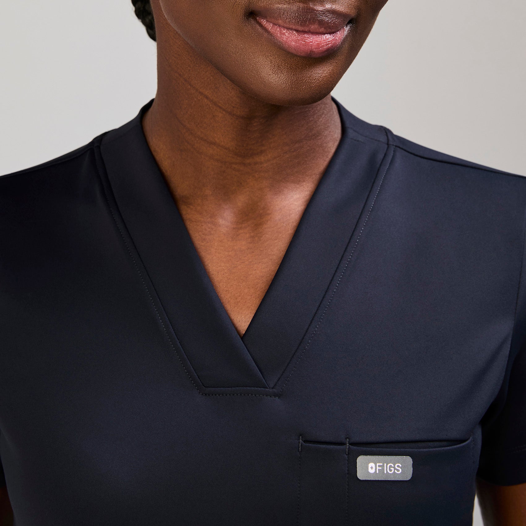 Women’s Sona FORMx Slim V-Neck Scrub Top™ - Navy · FIGS