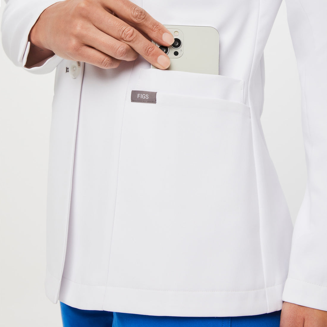 Women’s Bellevue Slim Short Lab Coat - White · FIGS