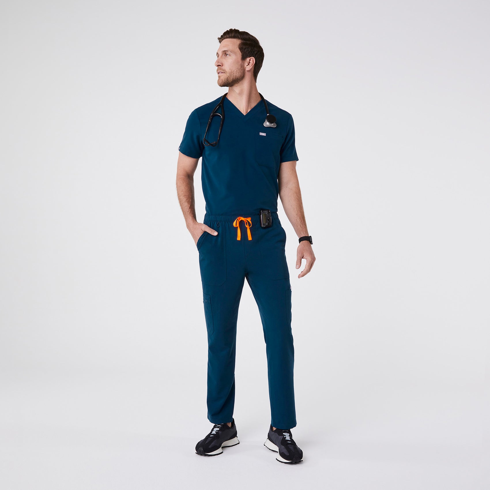 Uniformes médicos color arrecife profundo para hombre · FIGS