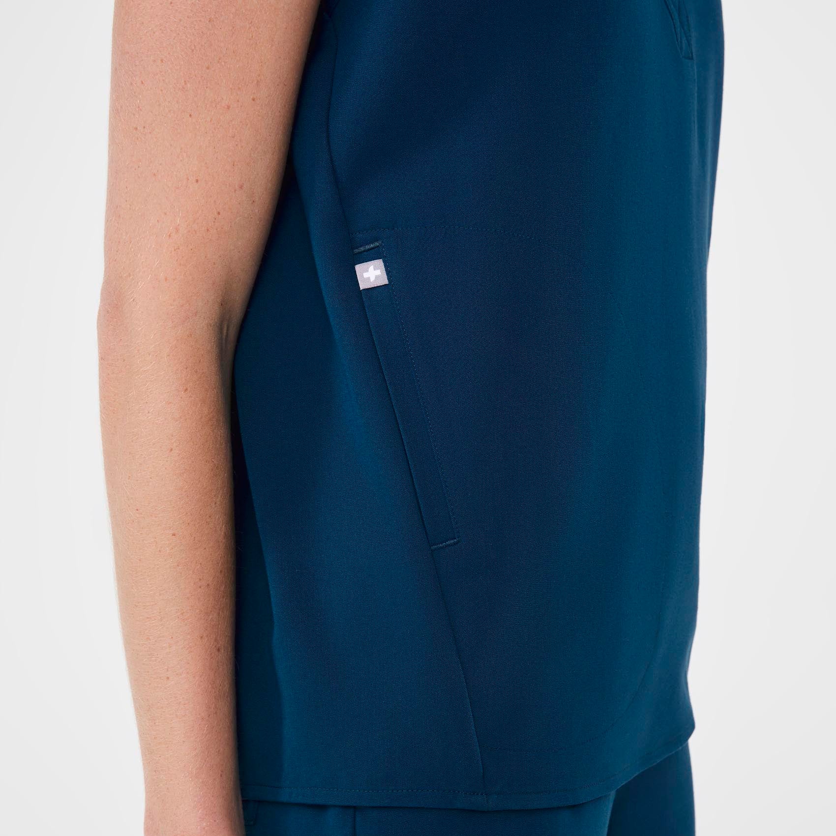 Women's Rafaela Oversized Scrub Top™ - Deep Reef · FIGS