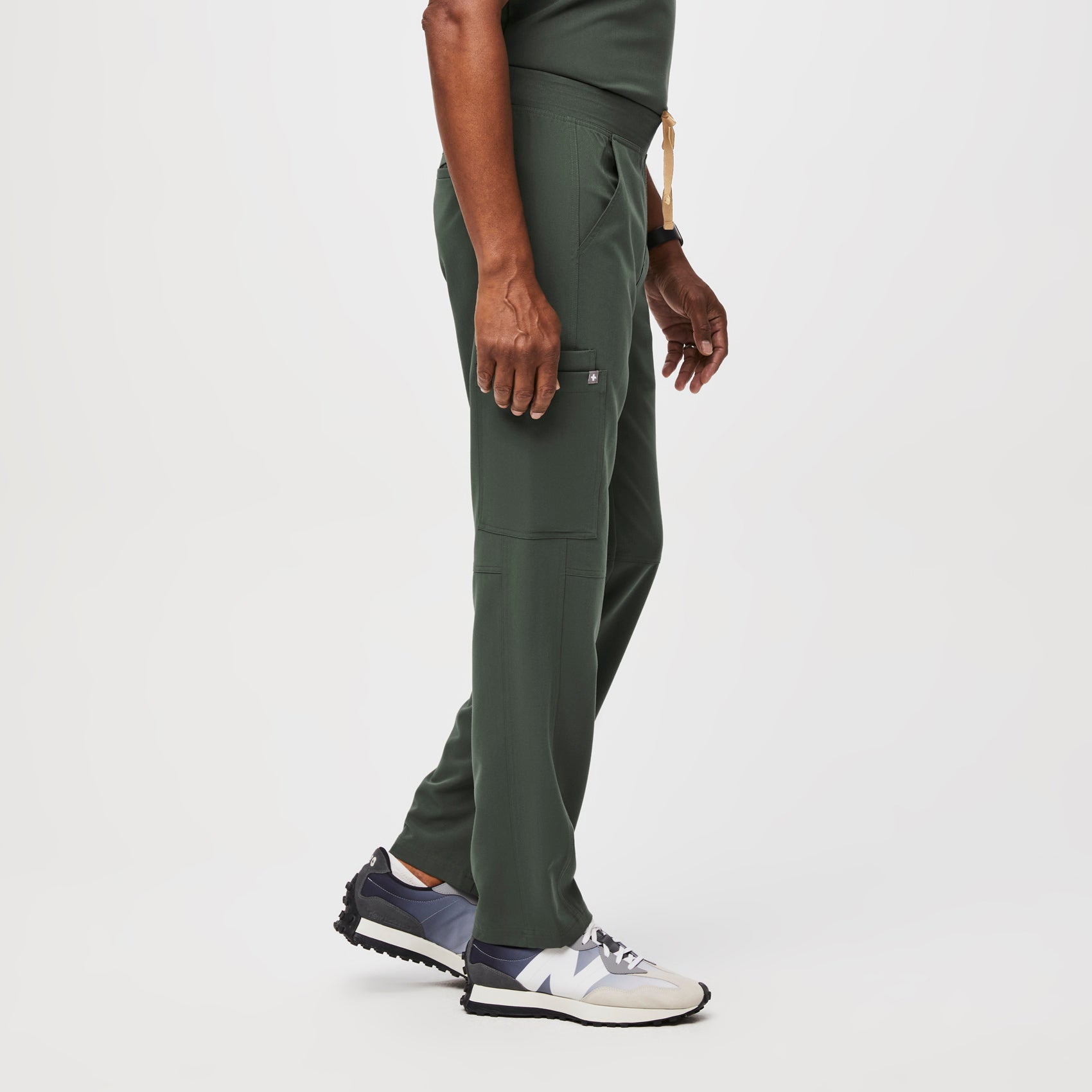Men's Axim Cargo Scrub Pants™ - Moss · FIGS