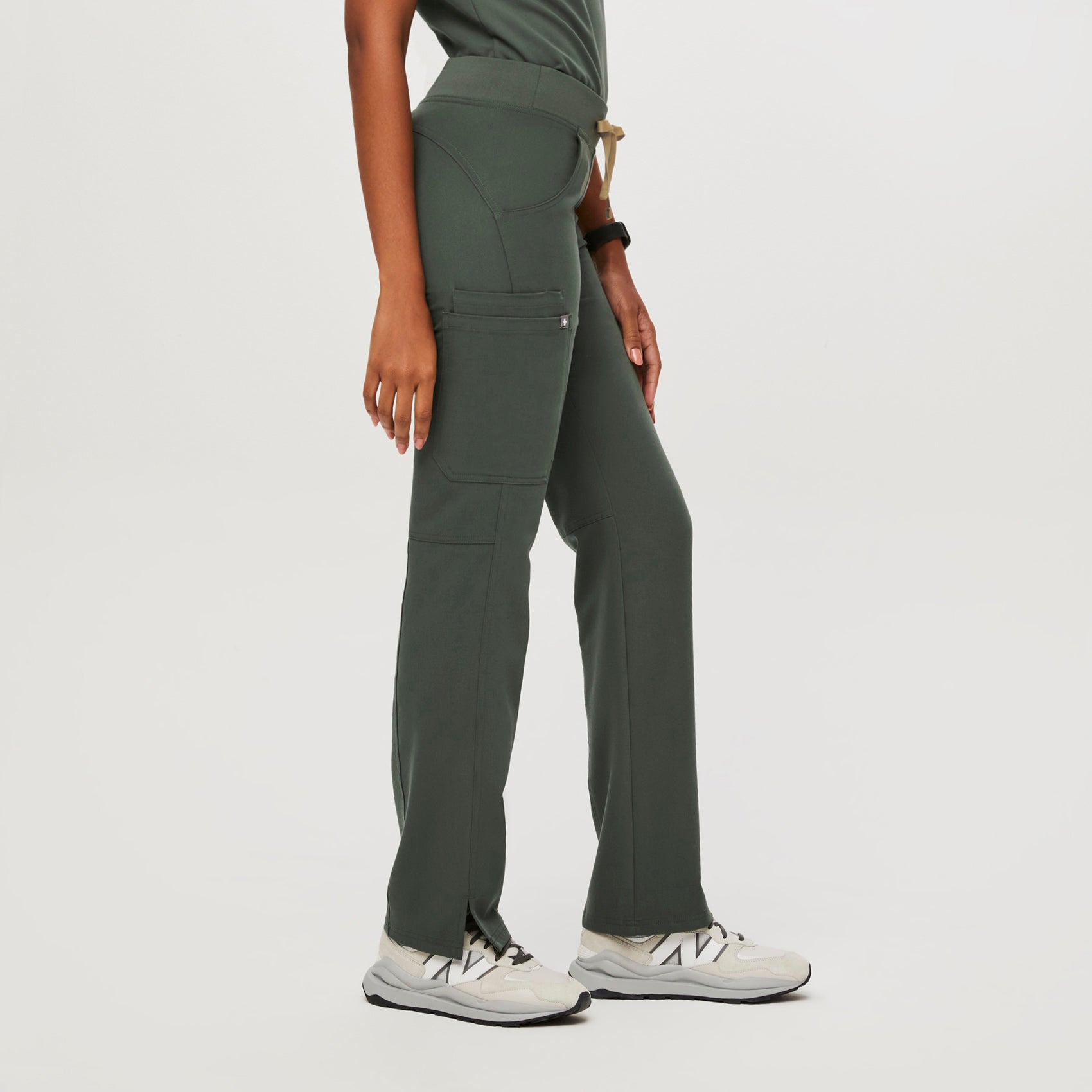 Women's Kade Cargo Scrub Pants™ - Moss · FIGS