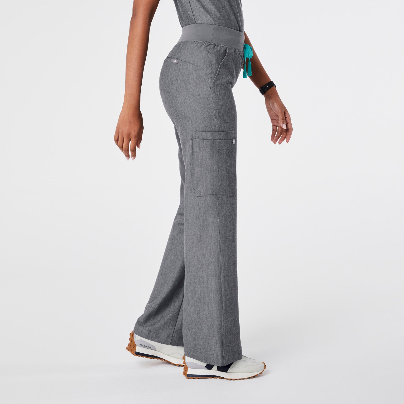 Women’s High Waisted Isabel Wide Leg Scrub Pants - Graphite · FIGS