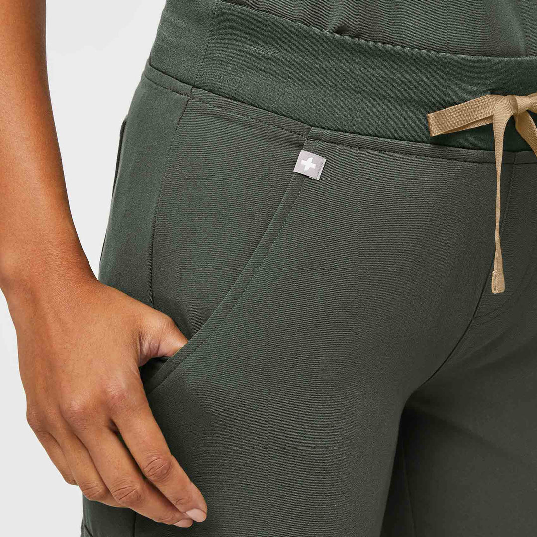 Women's Zamora Jogger Scrub Pants™ - Moss · FIGS