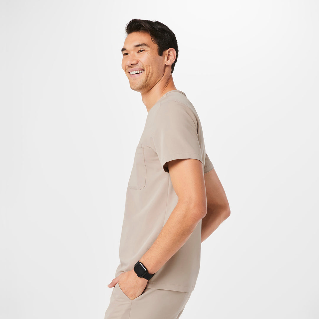 Men's Leon™ Three-Pocket Scrub Top - Boulder · FIGS