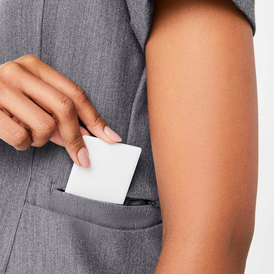 Women’s Inala Scrub Top - Graphite · FIGS