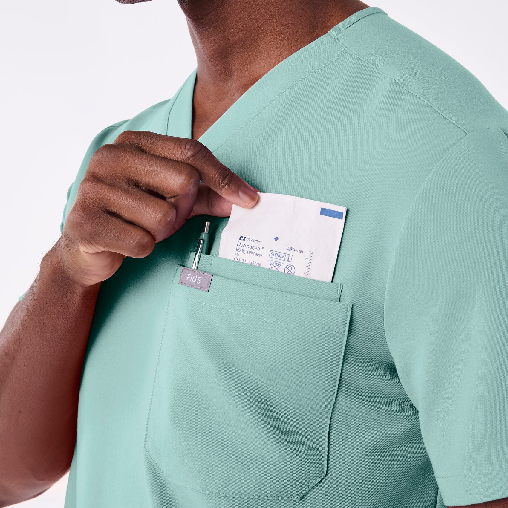 Men's Leon™ Three-Pocket Scrub Top - Seaglass · FIGS