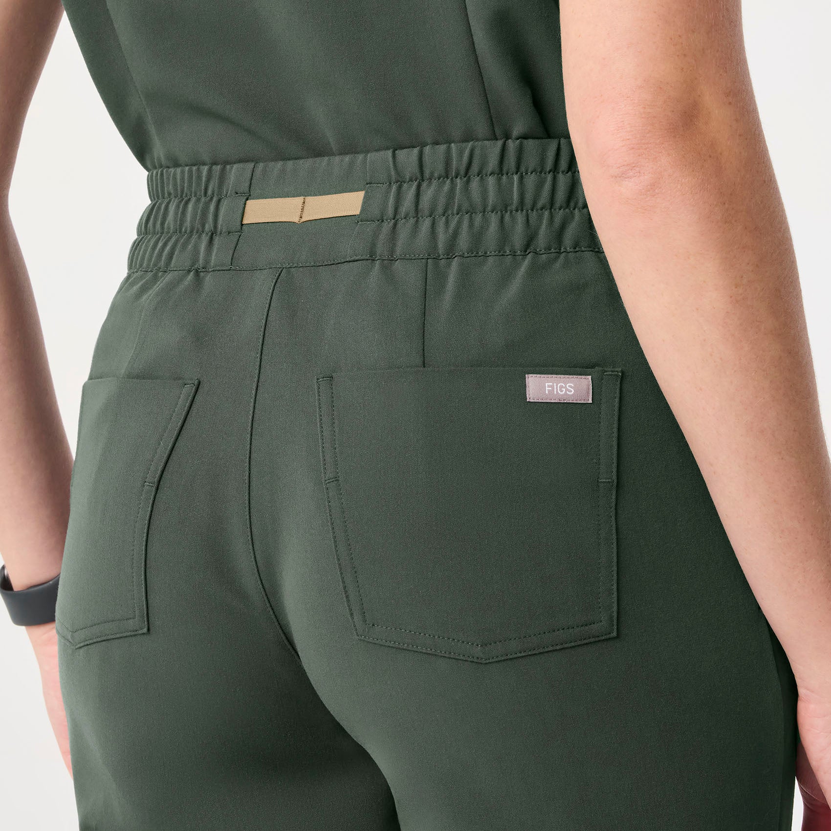 Women’s High Waisted Uman Relaxed Jogger Scrub Pants - Moss · FIGS