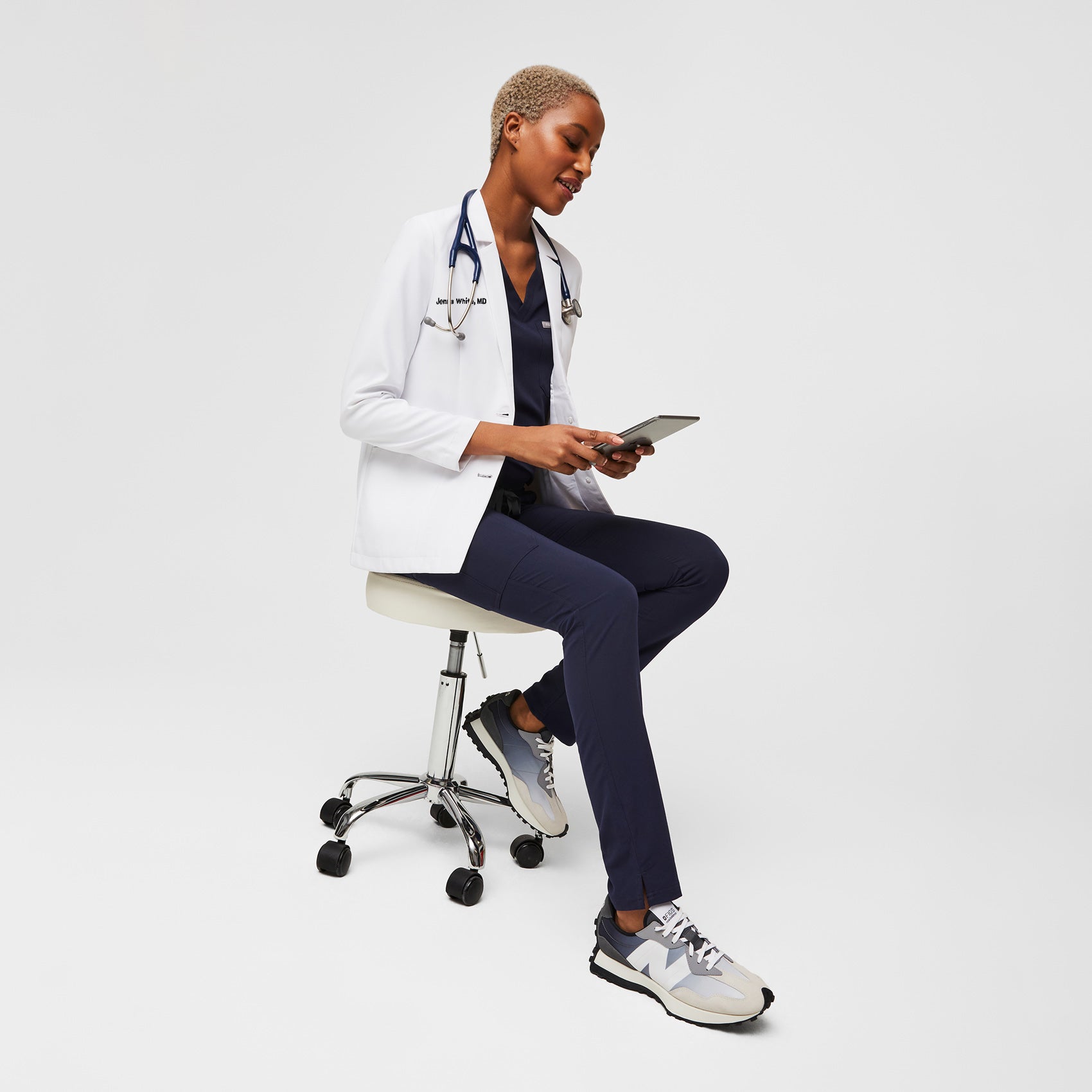 Women’s Bellevue Short Lab Coat - White · FIGS