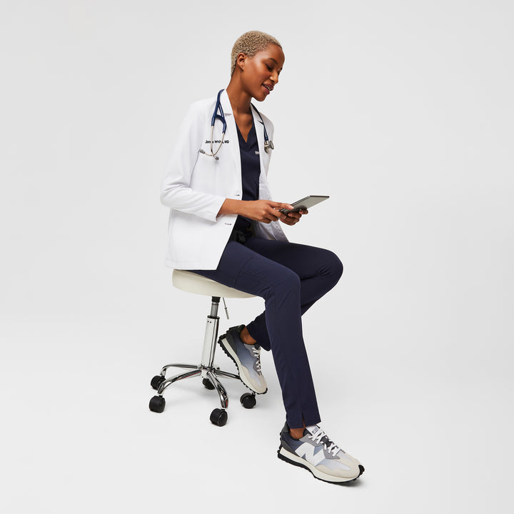 Women’s Bellevue Short Lab Coat - White · FIGS