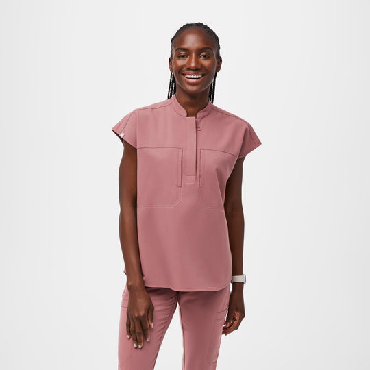 Women’s Blake Relaxed Scrub Top · FIGS