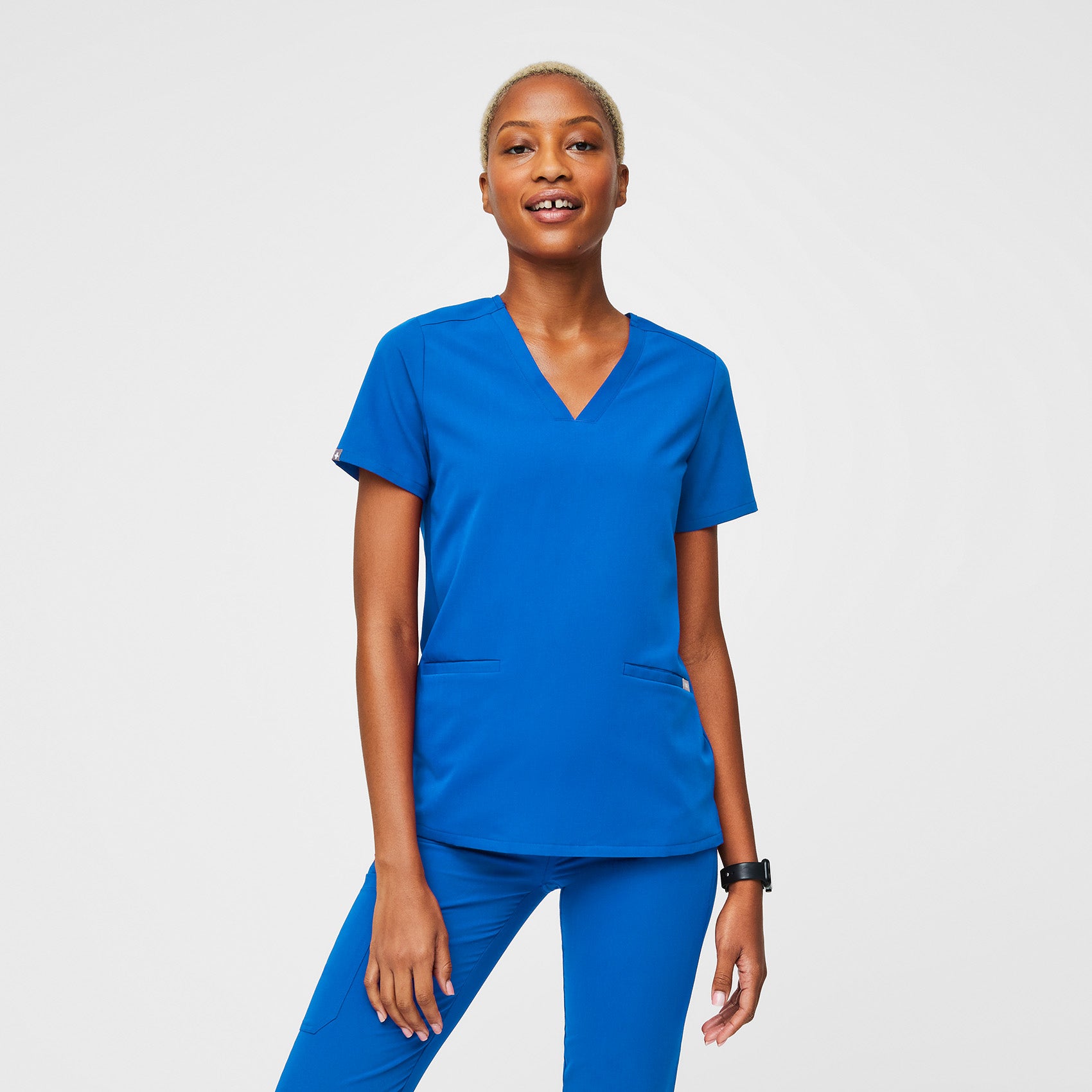 Uniformes médicos color azul real para mujer | FIGS