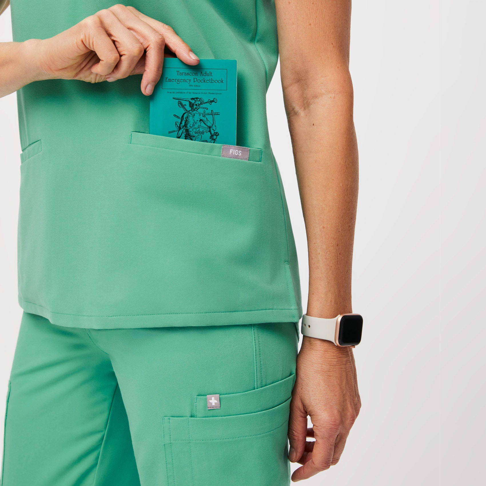 Women's Casma Three-Pocket Scrub Top™ - Surgical Green · FIGS